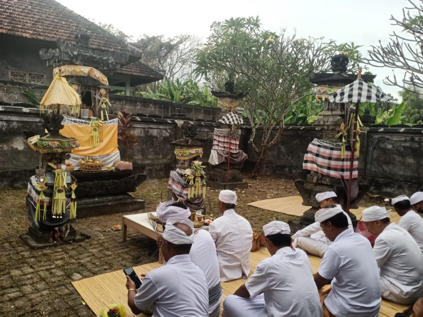 Kegiatan persembahyangan bersama perayaan Tumpek Wariga di Desa Anturan ...