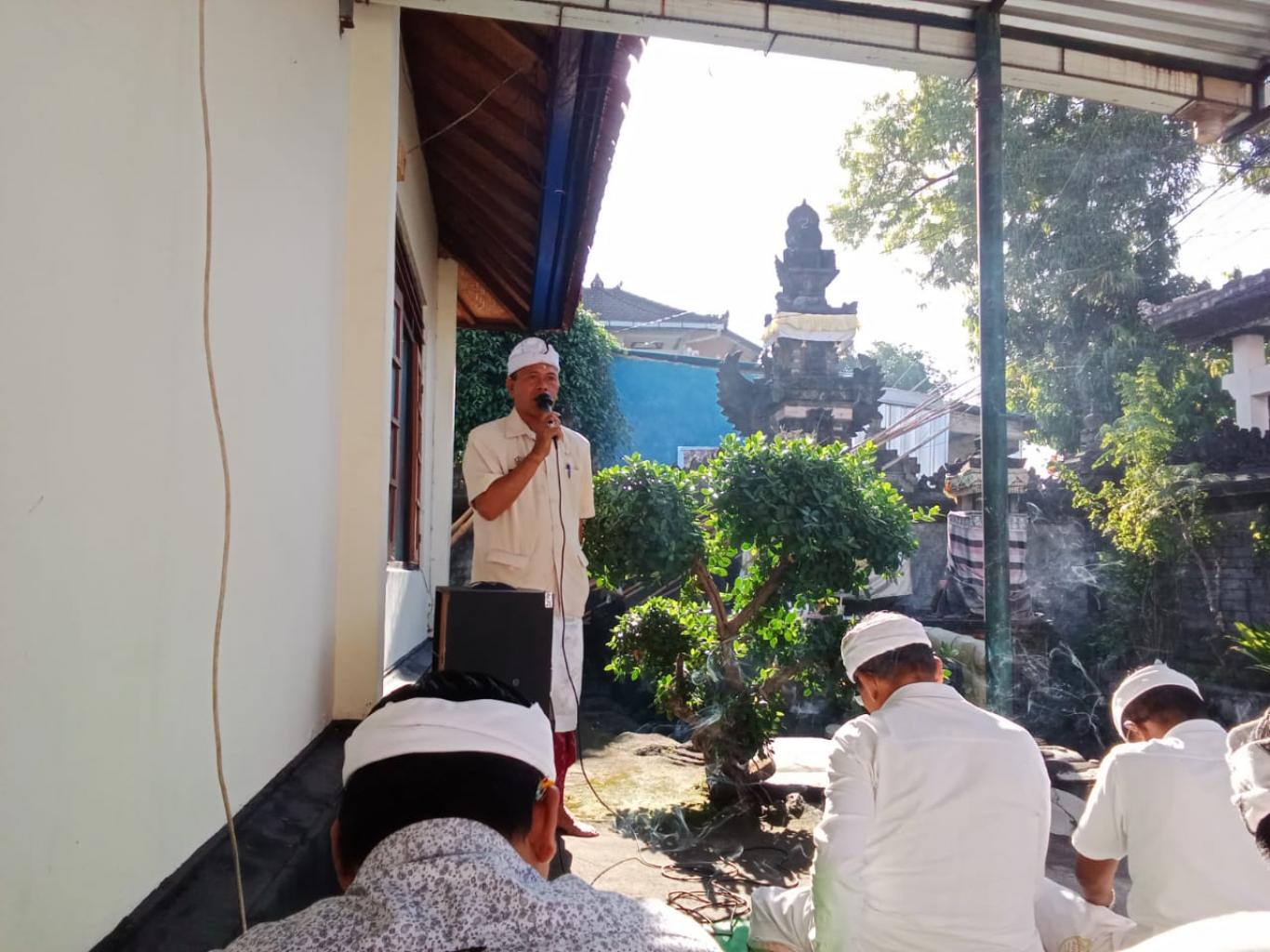 Persembahyangan hari suci Tilem di Kantor Perbekel Anturan - Website ...