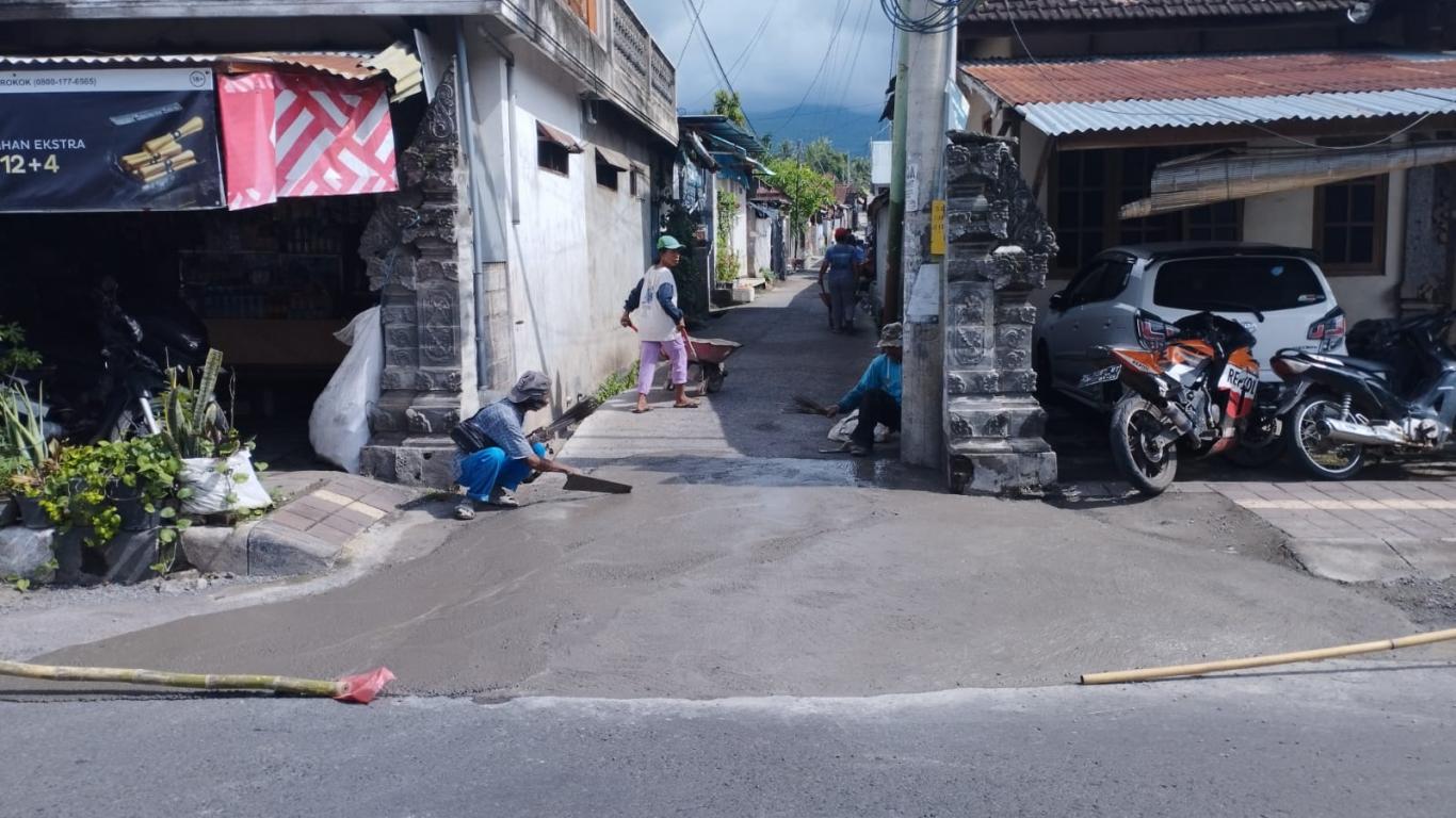 Kegiatan Perbaikan kerusakan jalan di gang Bima, Desa Anturan tahun ...